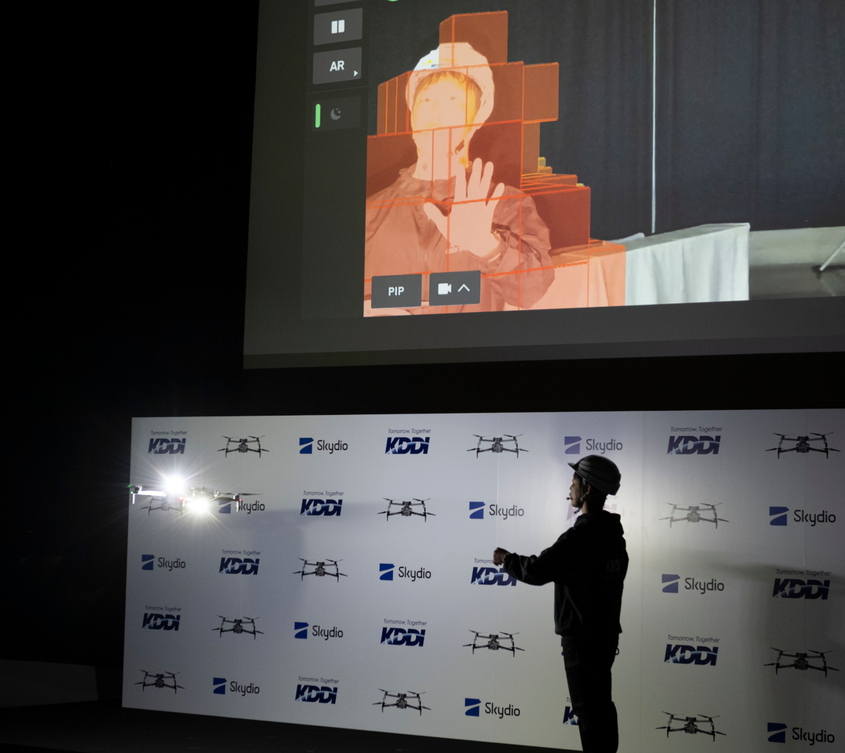 KDDIがほれ込んだ米社のドローン技術、GPSが届かない暗所でも自律飛行 | 日経クロステック（xTECH）