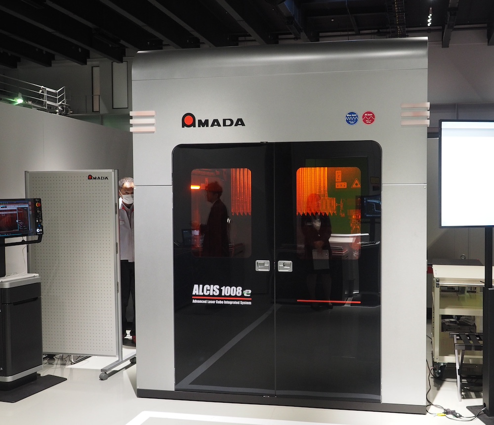 「青色」と「ファイバー」2種のレーザーを搭載、積層造形もできるアマダの工作機 | 日経クロステック（xTECH）