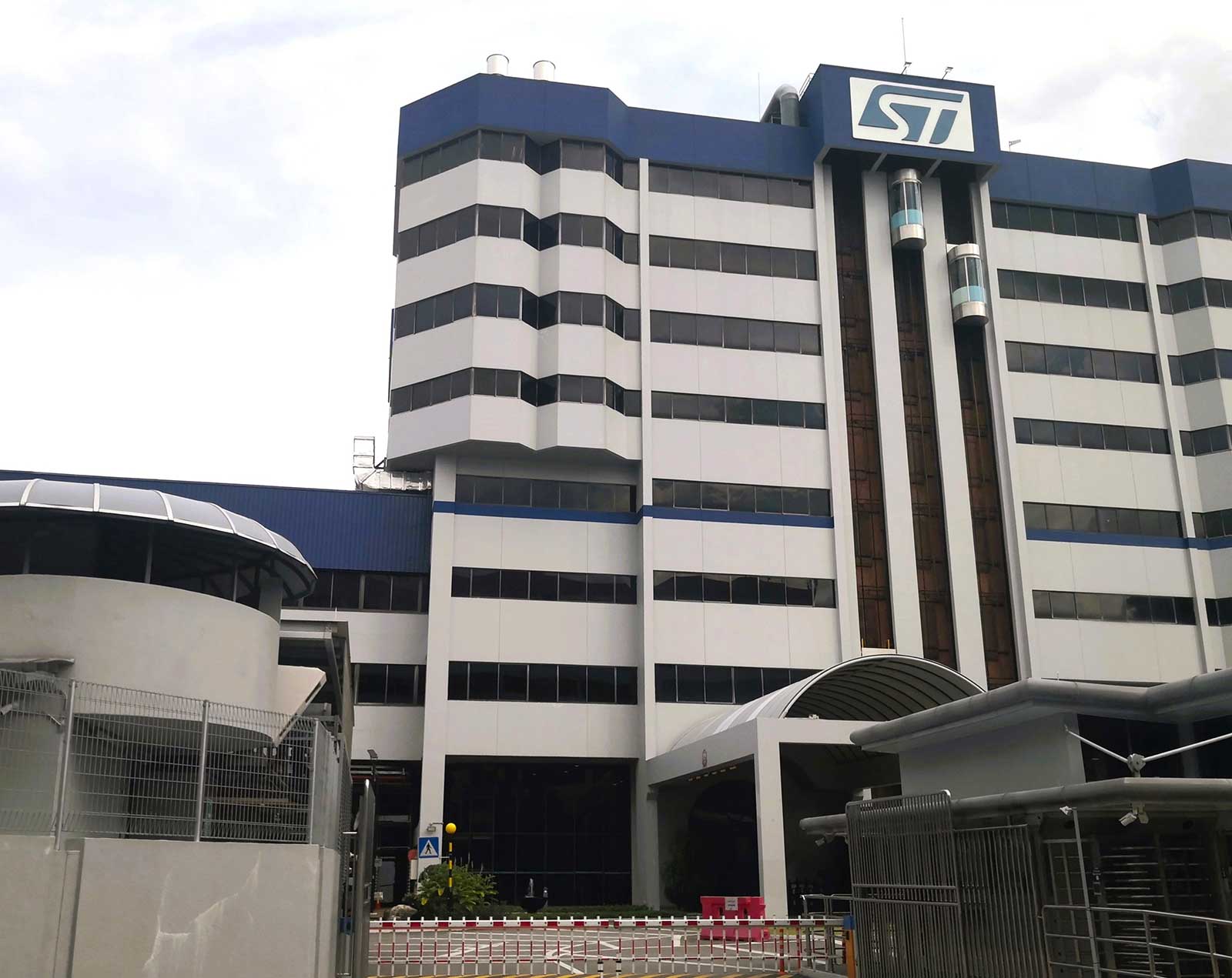 STシンガポール工場の圧電MEMS試作ライン、思い切った先行投資に感嘆 | 日経クロステック（xTECH）