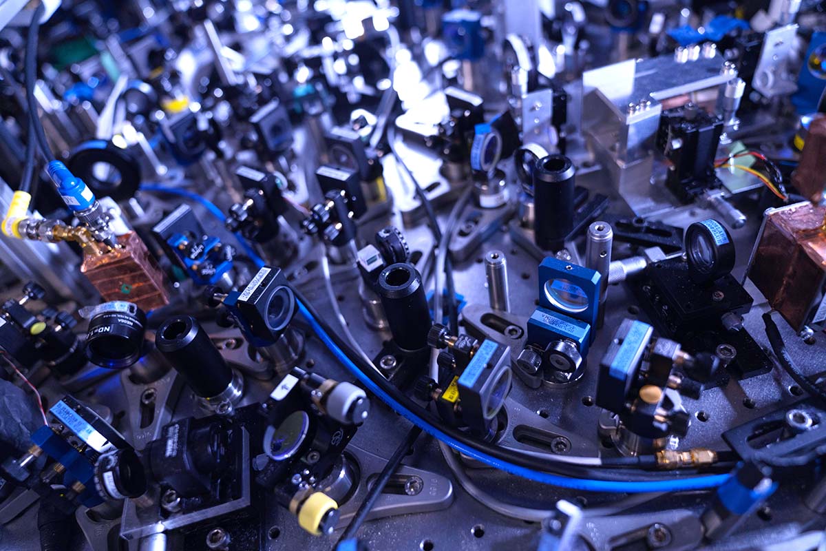 光量子コンピューターを開発するOptQCが始動、1号機は2025年度に産総研に設置 | 日経クロステック（xTECH）