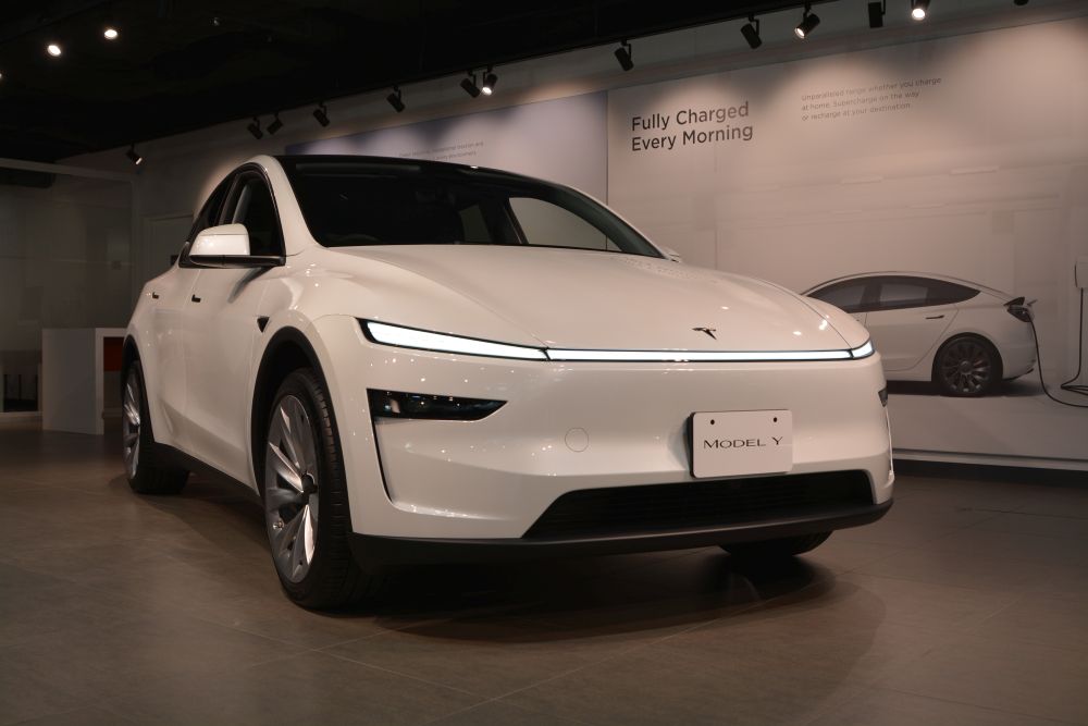 外観デザインを一新、テスラがEV「Model Y」の新型車を日本の報道陣に公開 | 日経クロステック（xTECH）