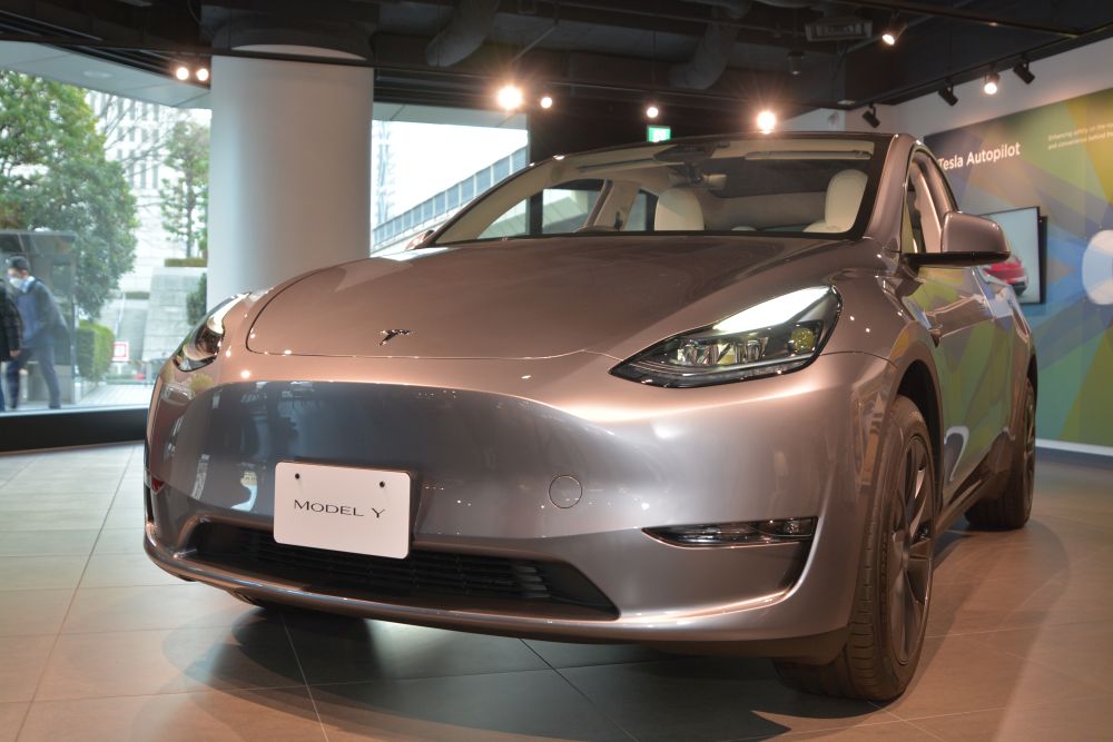 外観デザインを一新、テスラがEV「Model Y」の新型車を日本の報道陣に公開 | 日経クロステック（xTECH）