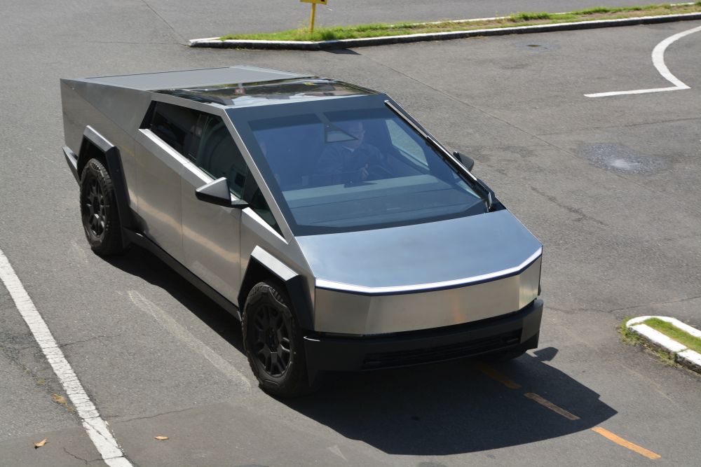 外観デザインを一新、テスラがEV「Model Y」の新型車を日本の報道陣に公開 | 日経クロステック（xTECH）