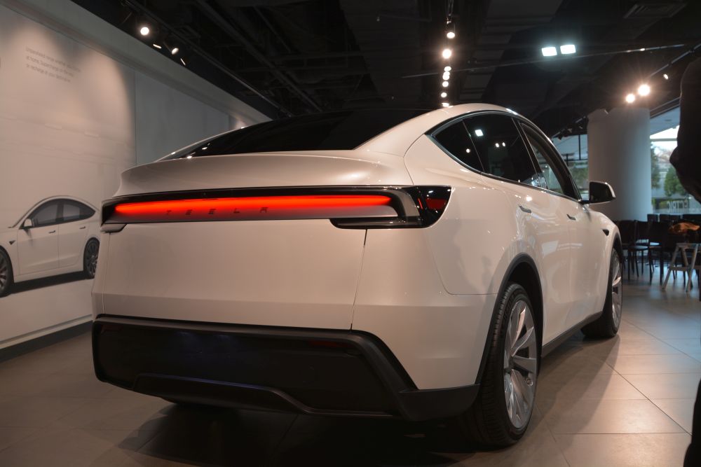 外観デザインを一新、テスラがEV「Model Y」の新型車を日本の報道陣に公開 | 日経クロステック（xTECH）