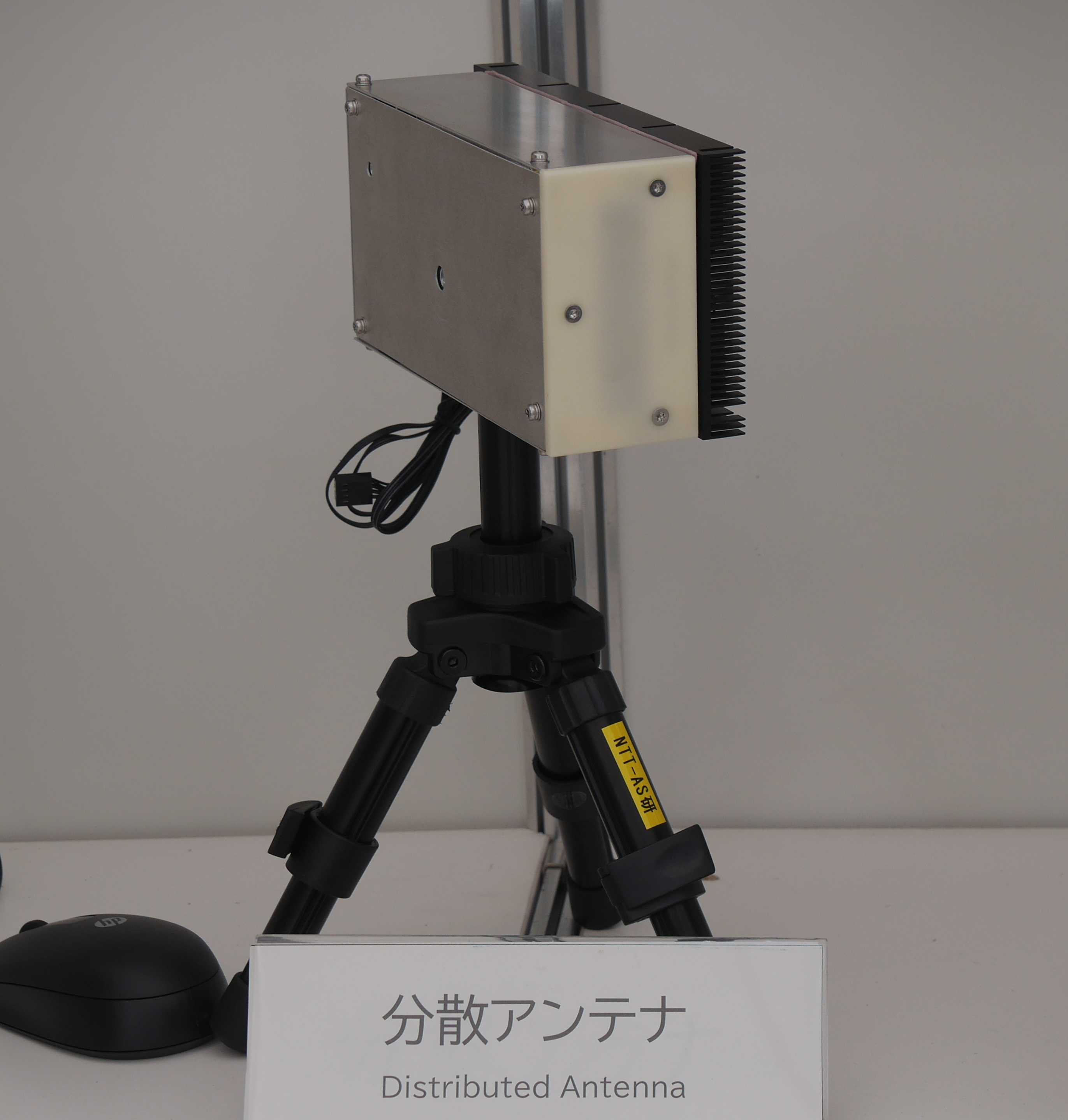 NTTとドコモ、ミリ波を高速移動体で活用可能に 分散MIMOで一工夫 | 日経クロステック（xTECH）