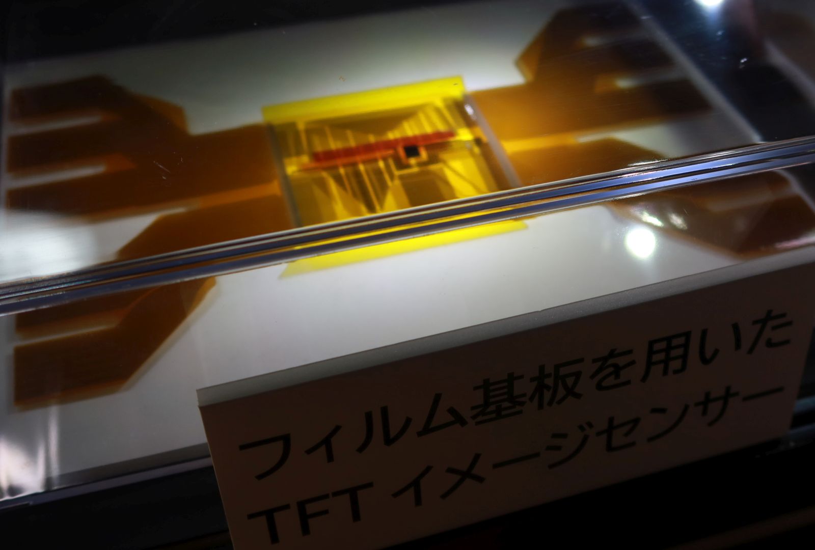 NHK技研、長くて曲がる撮像素子 1センサーでパノラマ映像 | 日経クロステック（xTECH）