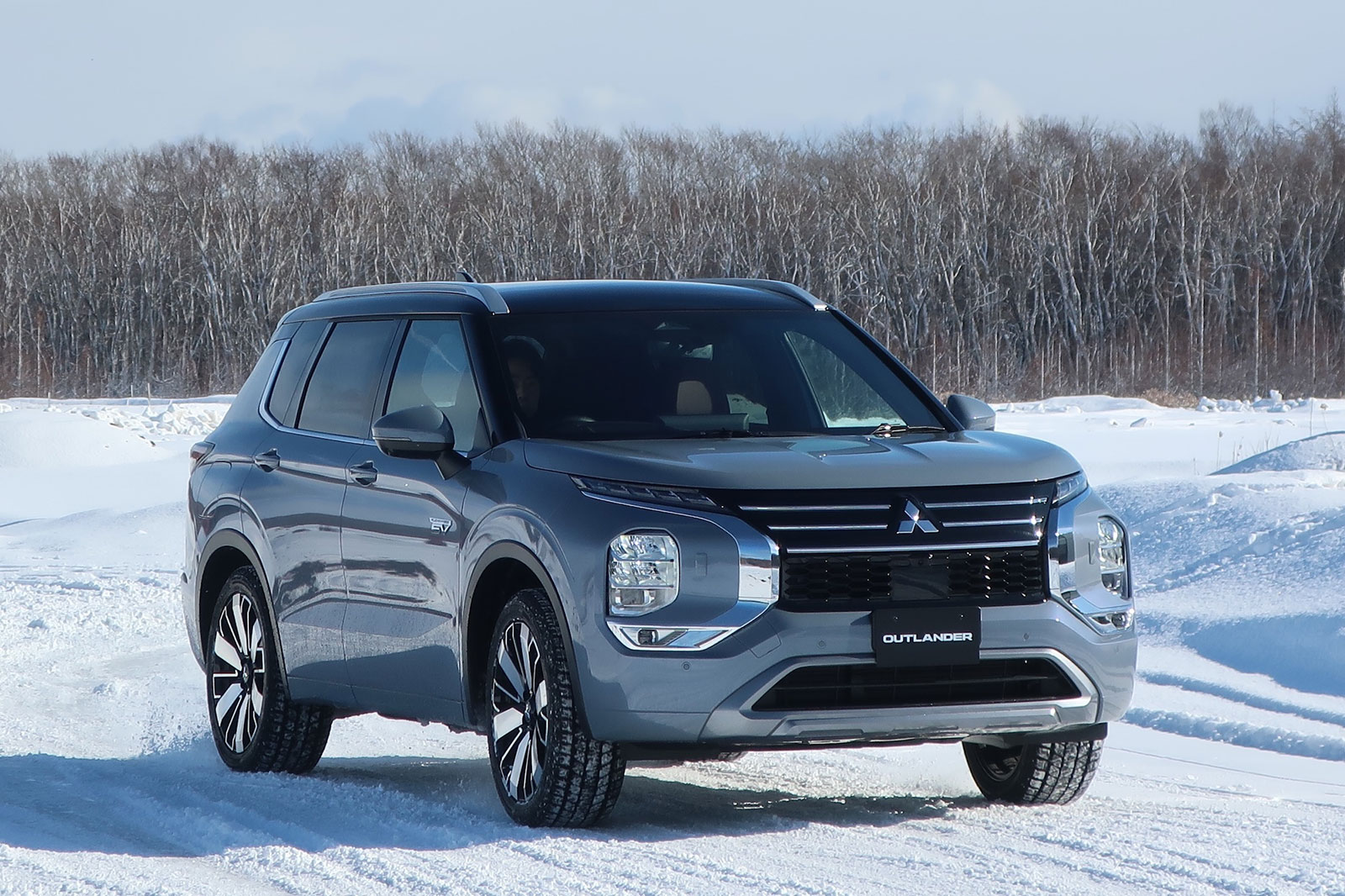 滑っても安心な三菱自「アウトランダーPHEV」の雪上性能 | 日経クロステック（xTECH）