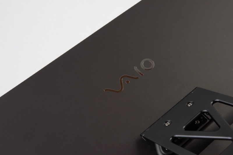 超軽量モバイルモニター「VAIO Vision+ 14」、ノートPCの上に置ける | 日経クロステック（xTECH）