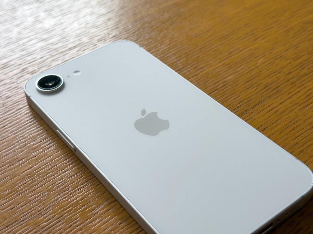 「iPhone 16e」を徹底レビュー、シンプルなデザインとバッテリーの持ちが魅力 | 日経クロステック（xTECH）