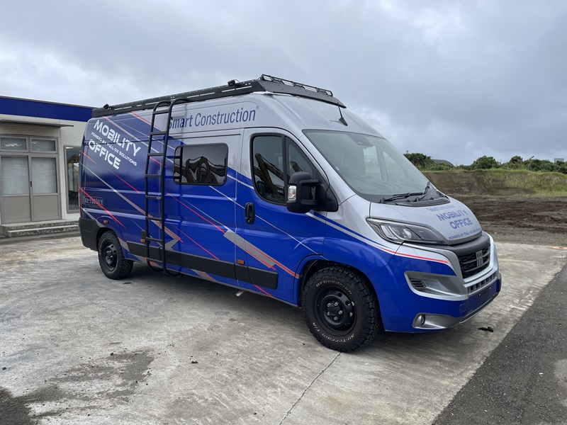 コマツ子会社が開発した移動するオフィス、災害時など即座に遠隔施工 | 日経クロステック（xTECH）