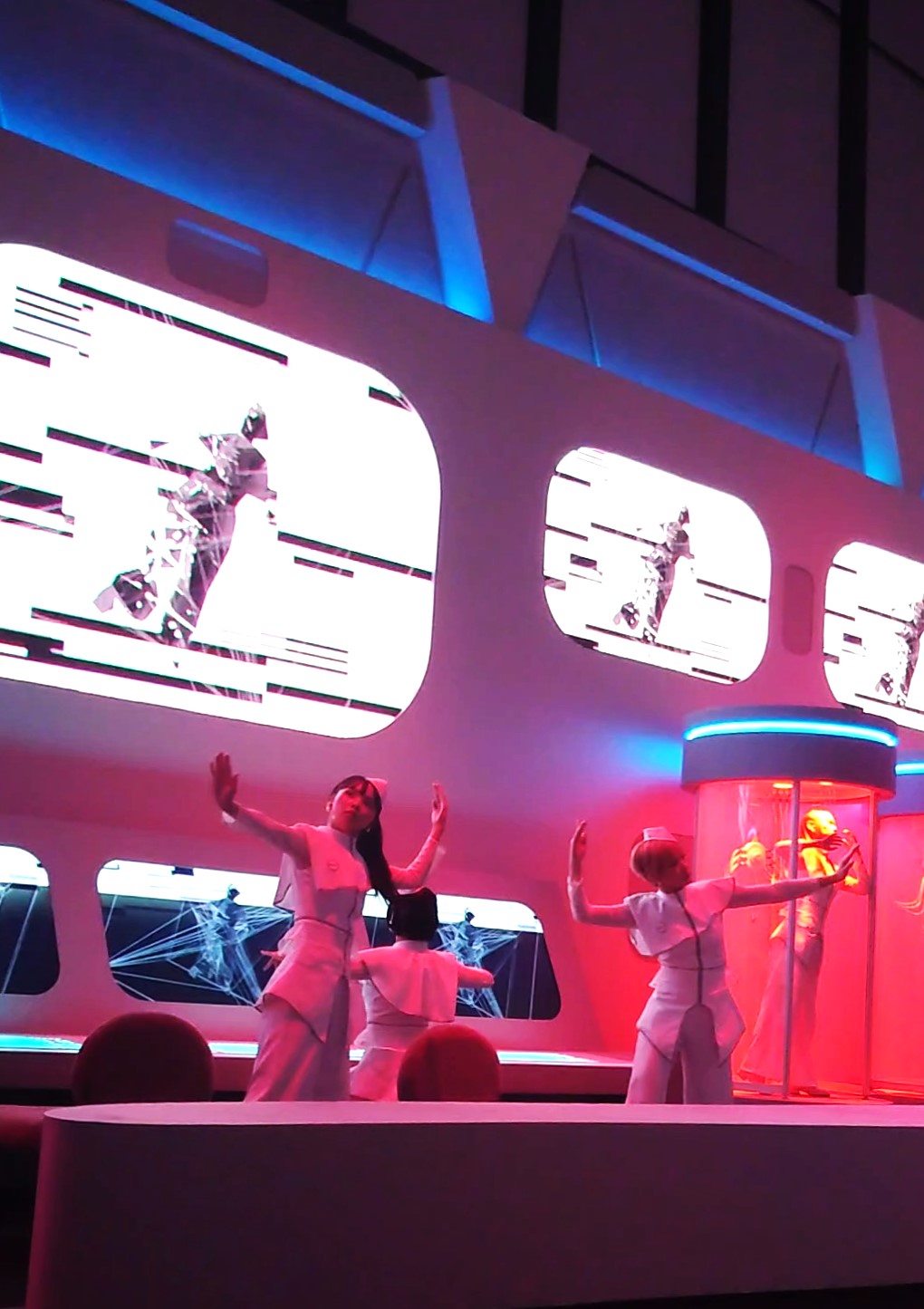 虎ノ門ヒルズの新名所「TOKYO NODE」、メモラブルな無限プールや大空間の新作公演 | 日経クロステック（xTECH）