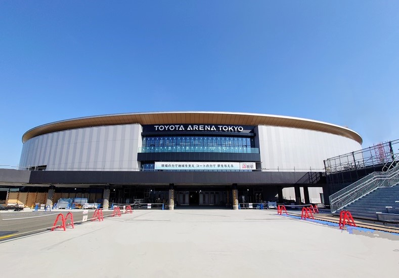 「トヨタアリーナ」がお台場で25年秋開業、スポーツ優先した楕円型の建設現場公開 | 日経クロステック（xTECH）
