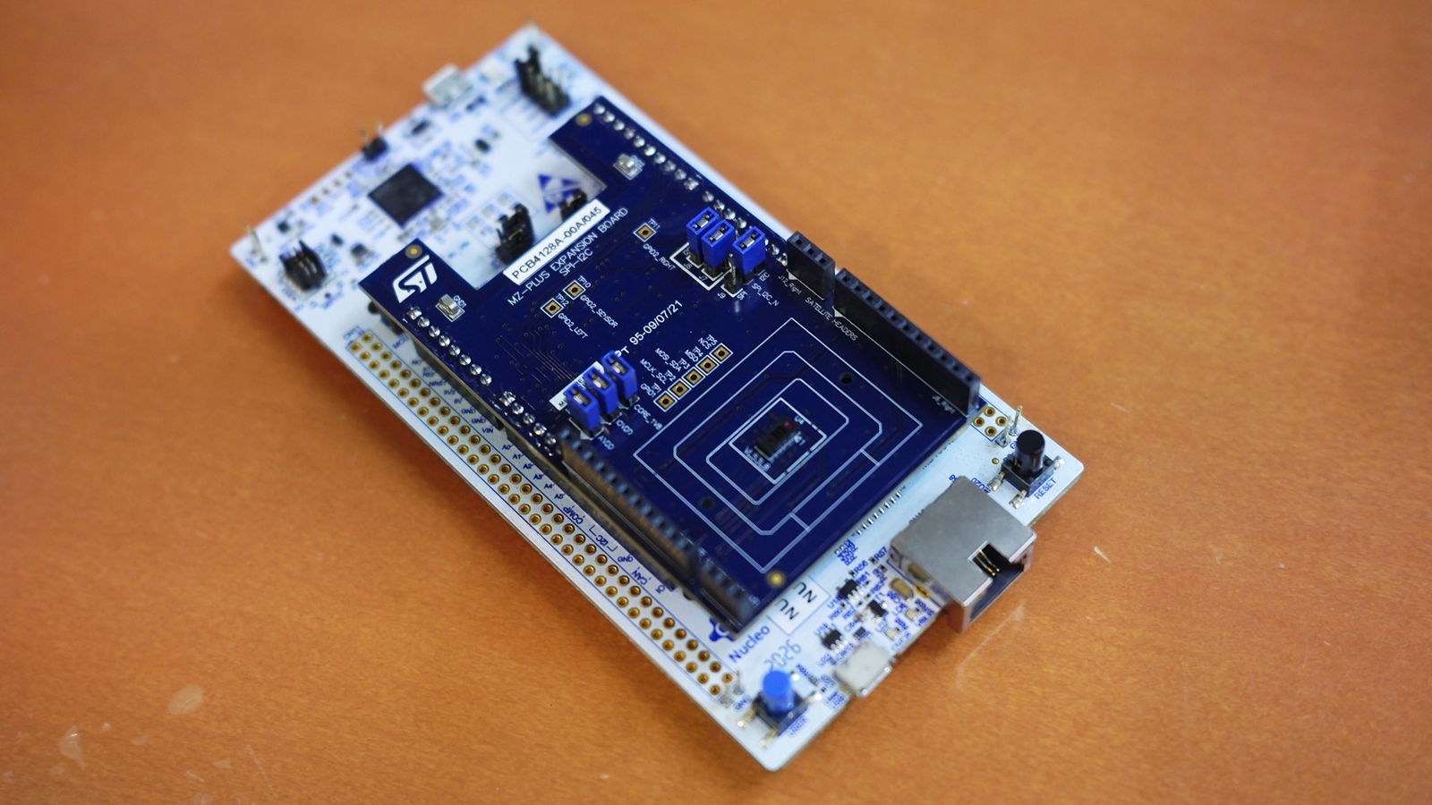 入射光をあり得ない方向に屈折、メタサーフェス光学素子に感じた可能性 | 日経クロステック（xTECH）