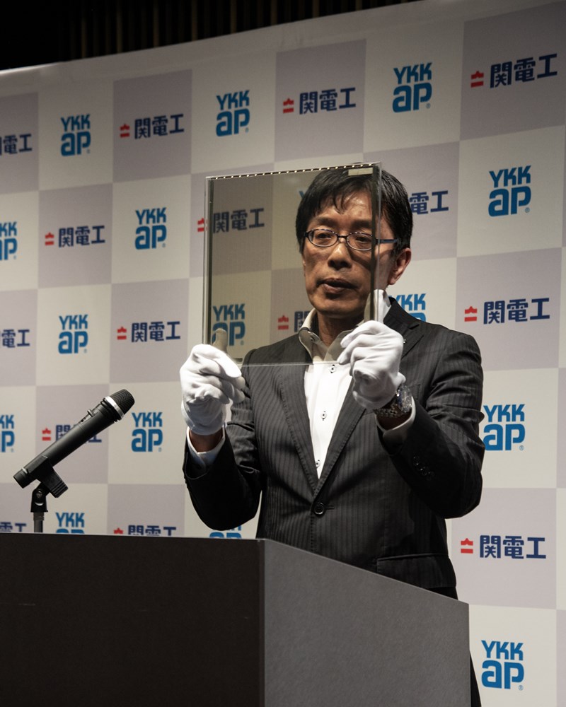 ペロブスカイトで「ビルの窓を発電所に」、YKK APと関電工が次世代建材開発でタッグ | 日経クロステック（xTECH）