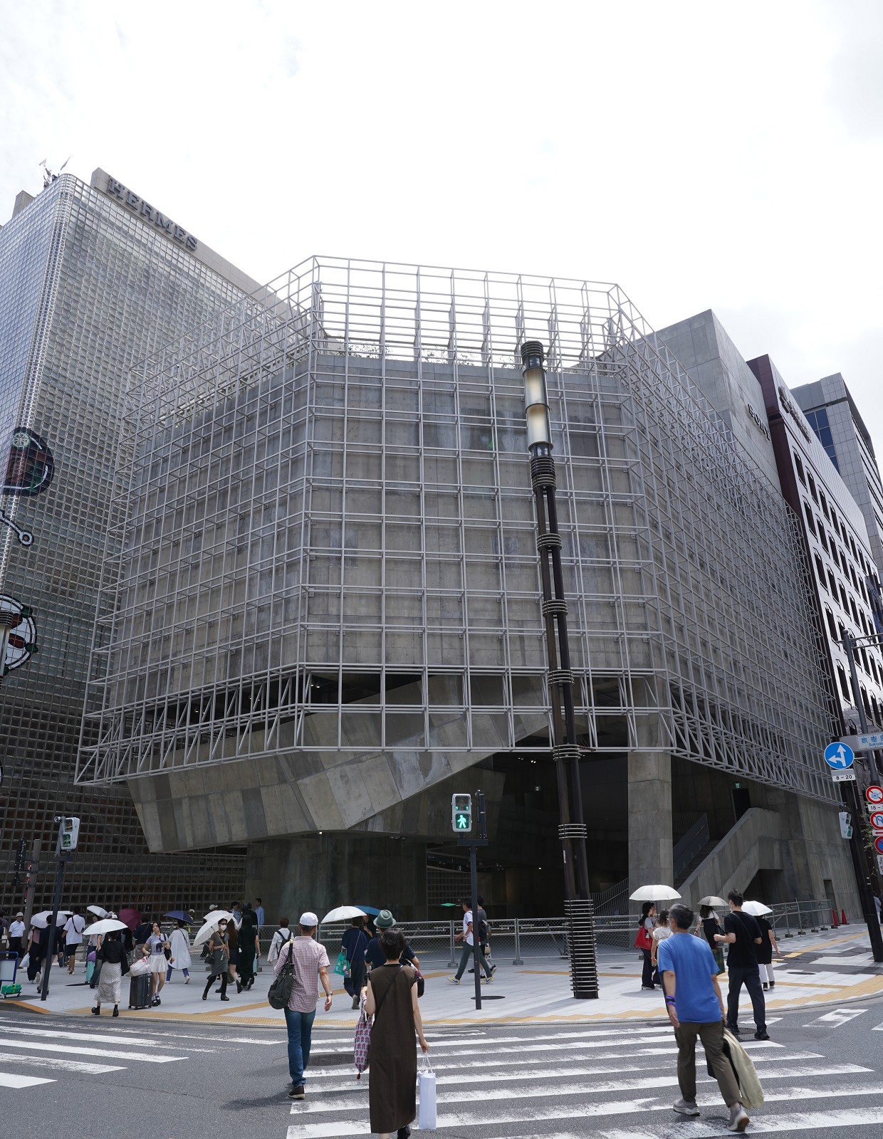 銀座の垂直立体公園「Ginza Sony Park」25年1月開業、コンクリートの巨大吹き抜け | 日経クロステック（xTECH）