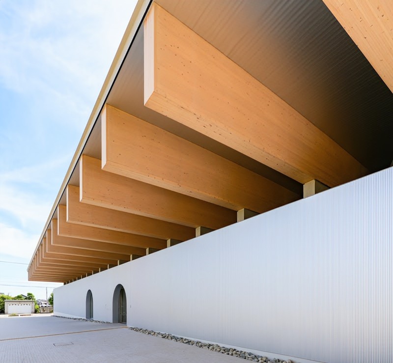 国内最大級のCLT架構が頭上に延びる「とびUO！プール」、富山県魚津市に誕生 | 日経クロステック（xTECH）