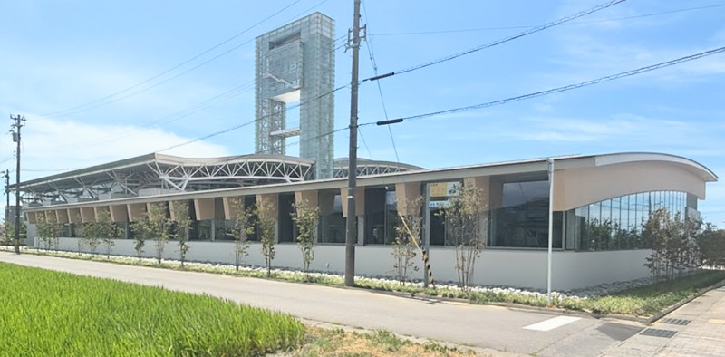 国内最大級のCLT架構が頭上に延びる「とびUO！プール」、富山県魚津市に誕生 | 日経クロステック（xTECH）