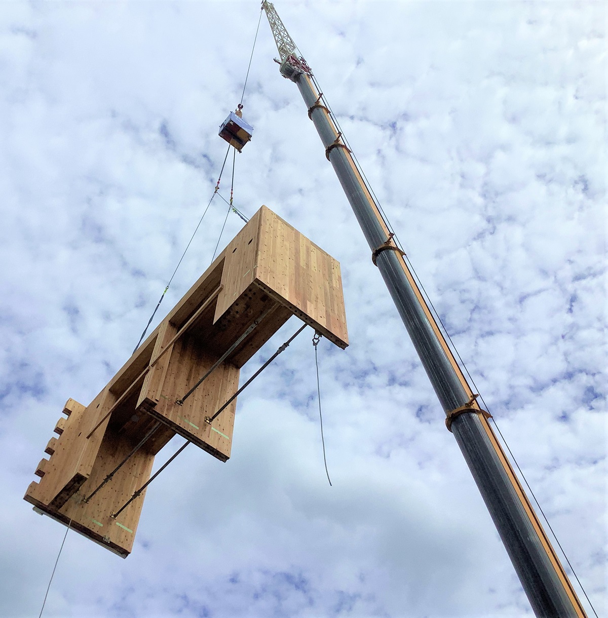 4tトラックに載るCLTユニットを工場製作して現場へ、大林組が自社寮で新工法 | 日経クロステック（xTECH）