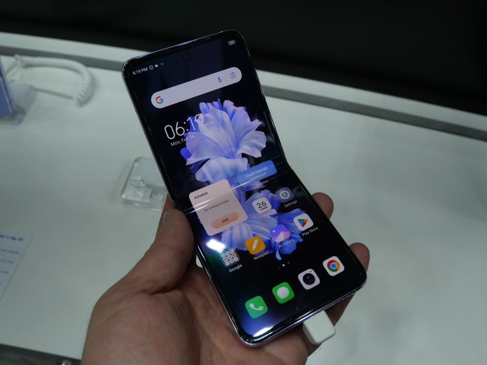 6万円台で勝負に出るZTE、安価な「折り畳みスマホ」は日本で普及 6万円台で勝負に出るZTE、安価な「折り畳みスマホ」は日本で普及