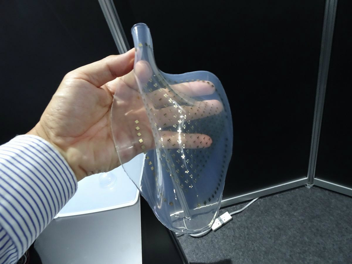 NHK技研がのびーるLEDディスプレー、どの方向にも40％伸長 | 日経クロステック（xTECH）