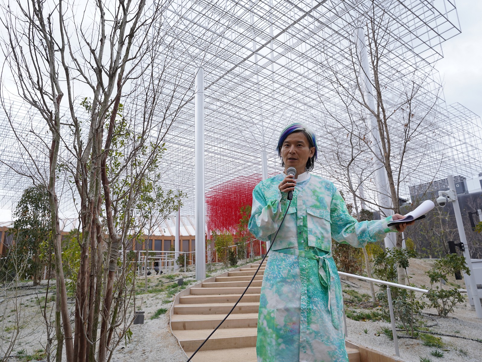 SANAA設計の万博「宮田裕章館」に雲のような網目の天蓋、屋根も壁もなく虹が出る | 日経クロステック（xTECH）