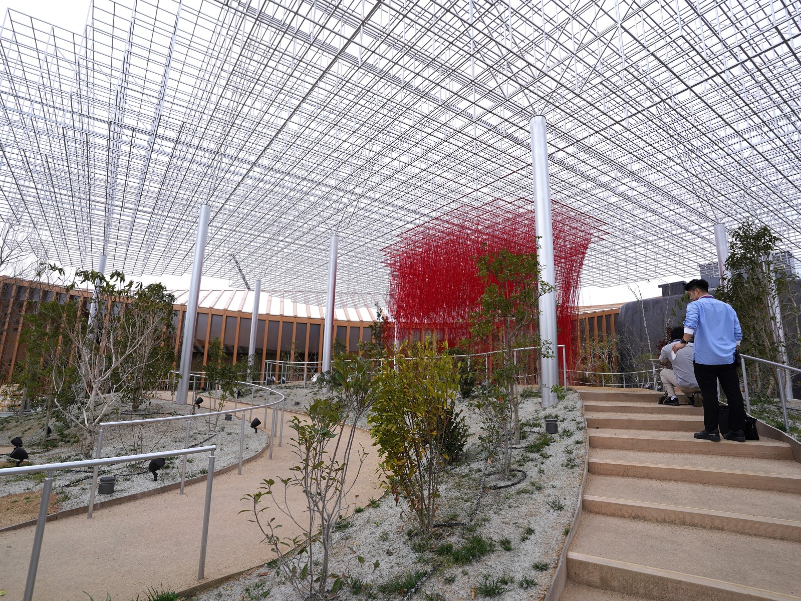 SANAA設計の万博「宮田裕章館」に雲のような網目の天蓋、屋根も壁もなく虹が出る | 日経クロステック（xTECH）