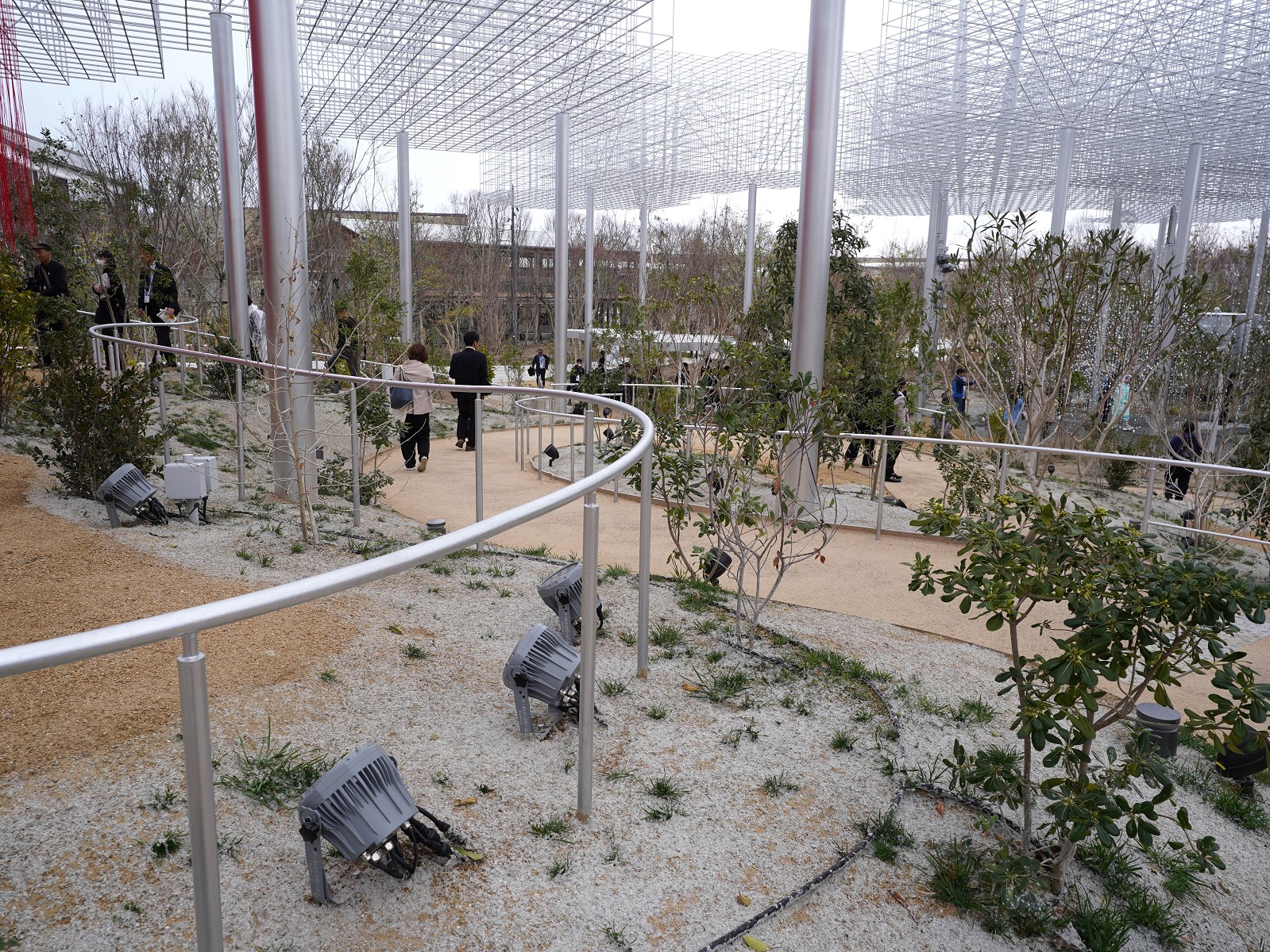 SANAA設計の万博「宮田裕章館」に雲のような網目の天蓋、屋根も壁もなく虹が出る | 日経クロステック（xTECH）