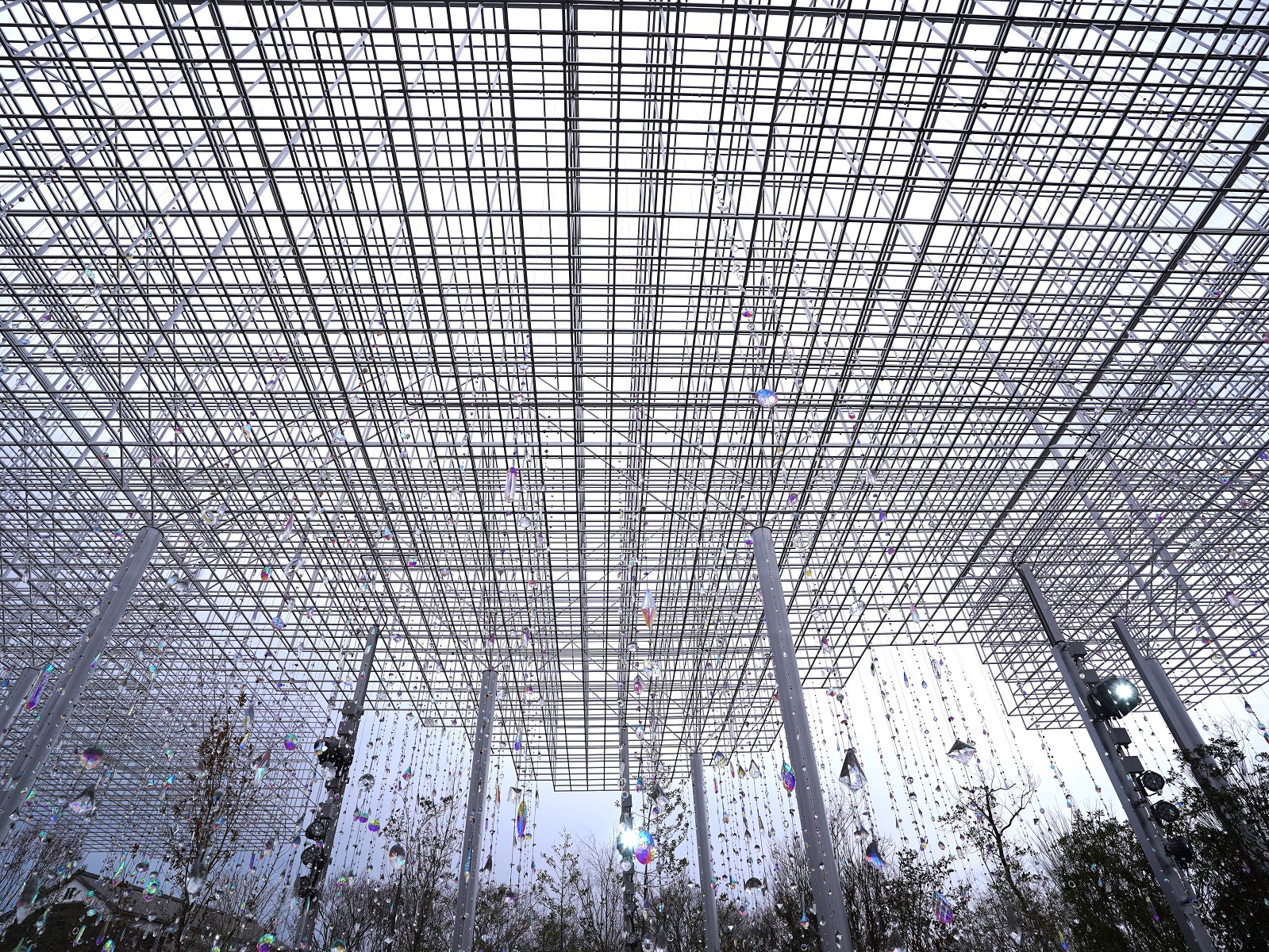 SANAA設計の万博「宮田裕章館」に雲のような網目の天蓋、屋根も壁もなく虹が出る | 日経クロステック（xTECH）