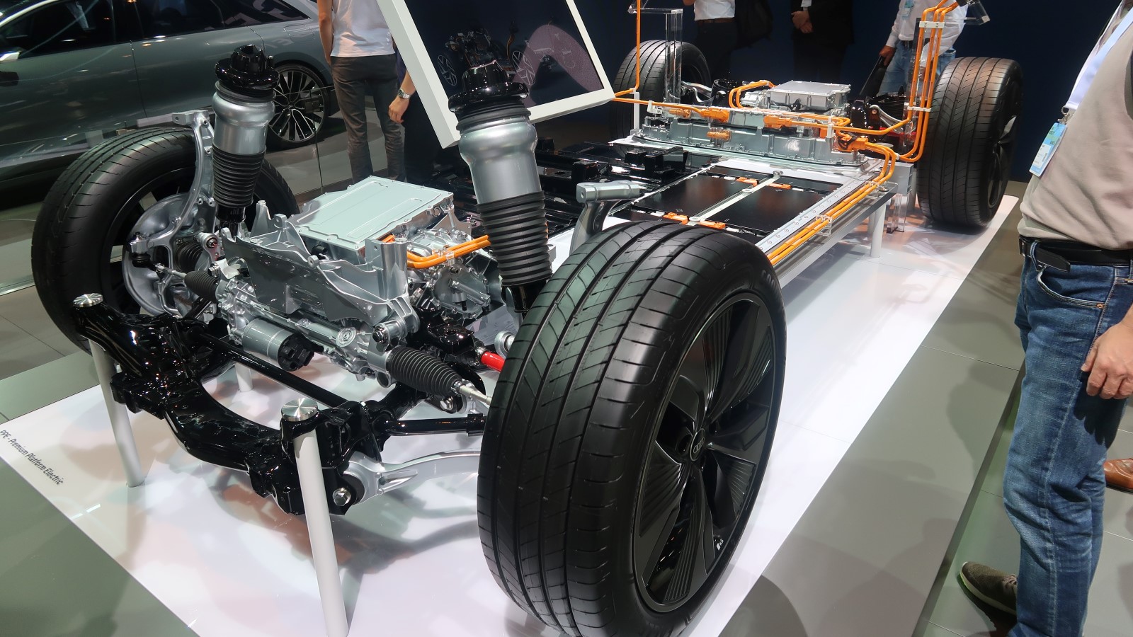 アウディの新型EV「Q6 e-tron」、ポルシェとの共同開発PF初採用で800V化 | 日経クロステック（xTECH）