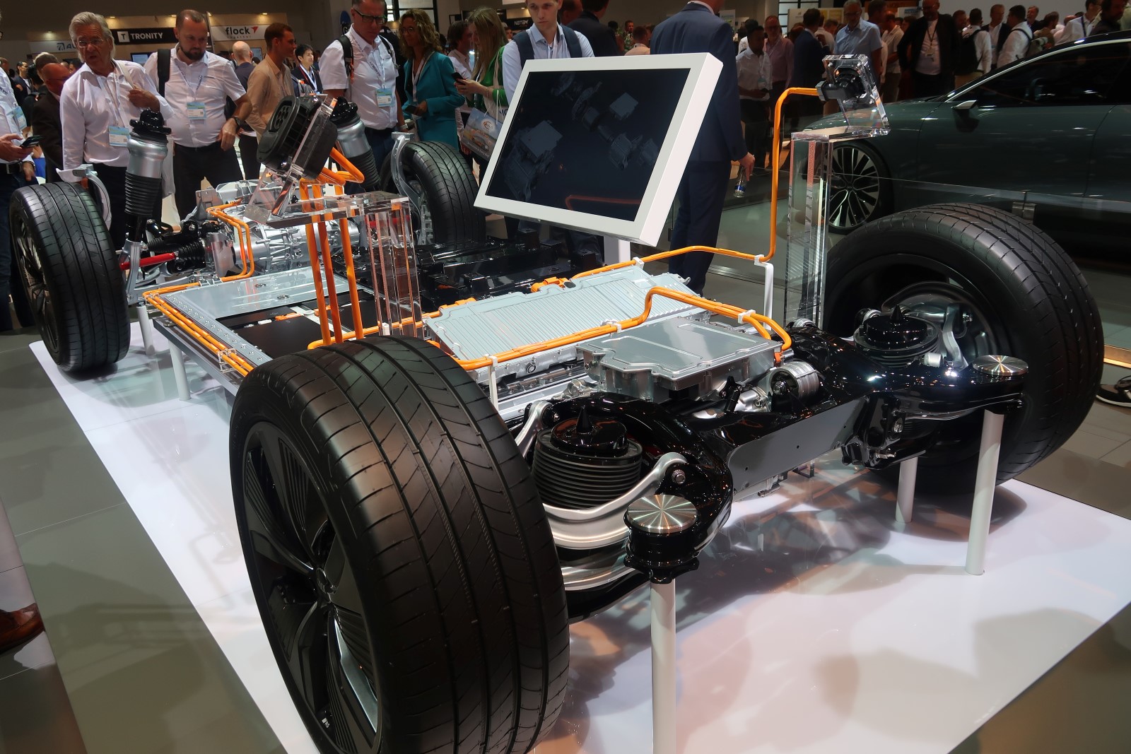 アウディの新型EV「Q6 e-tron」、ポルシェとの共同開発PF初採用で800V化 | 日経クロステック（xTECH）