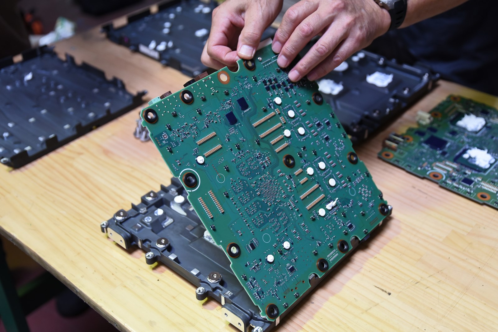 BYD・テスラ・VW・トヨタ、統合ECUや自動運転センサーはどう違う？ | 日経クロステック（xTECH）