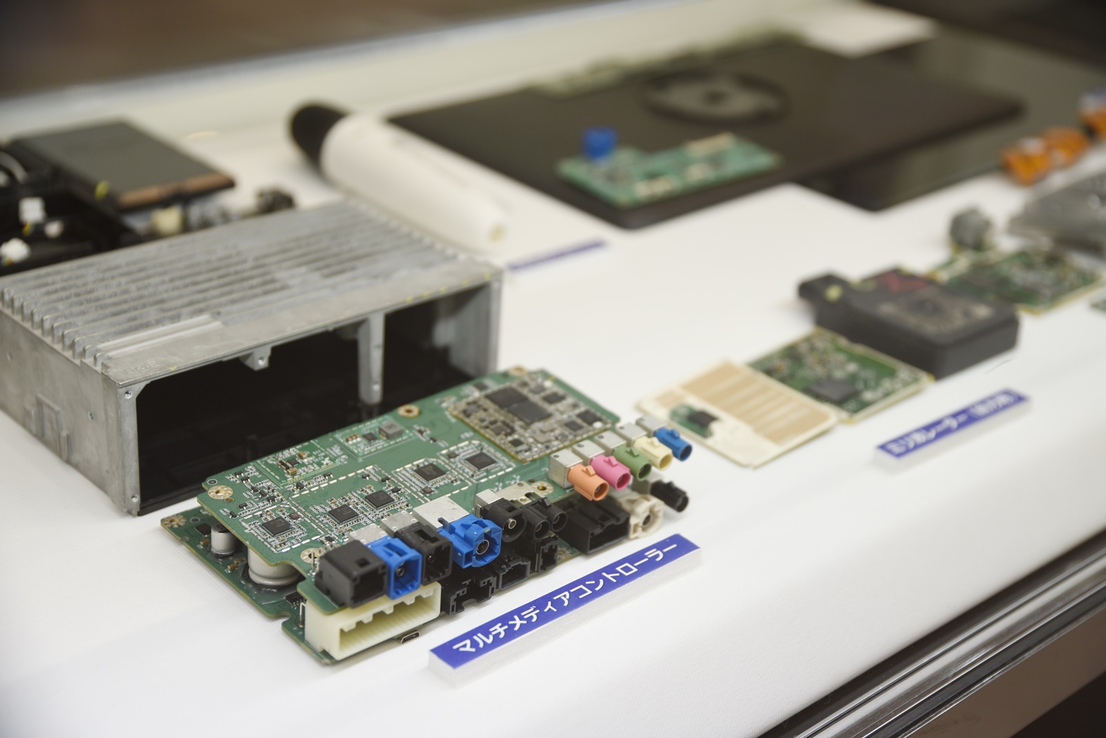 「初」の4車種展示、BYD・テスラ・VW・トヨタの分解部品ずらり | 日経クロステック（xTECH）