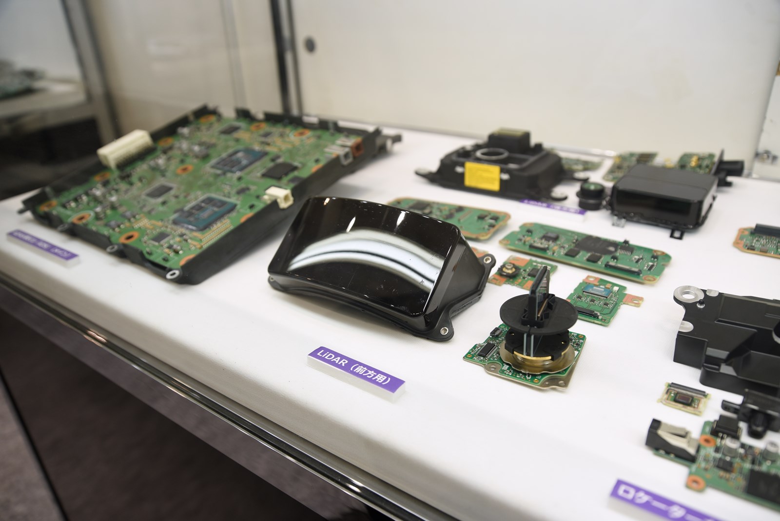 「初」の4車種展示、BYD・テスラ・VW・トヨタの分解部品ずらり | 日経クロステック（xTECH）