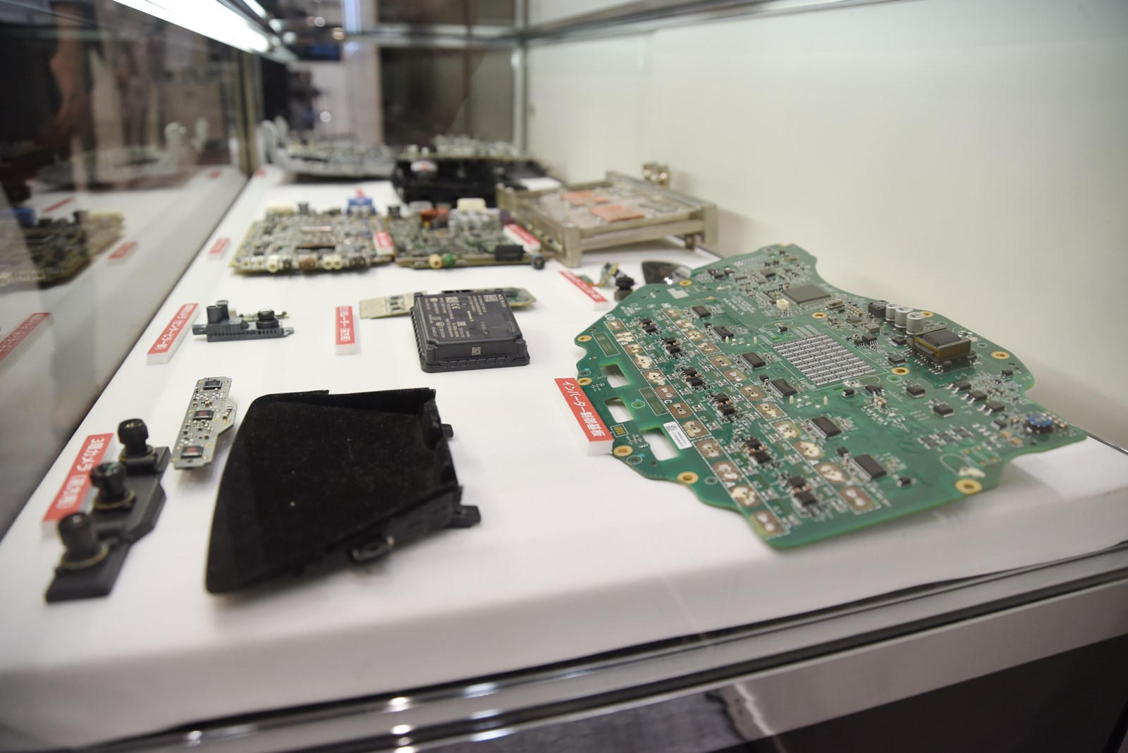 「初」の4車種展示、BYD・テスラ・VW・トヨタの分解部品ずらり | 日経クロステック（xTECH）