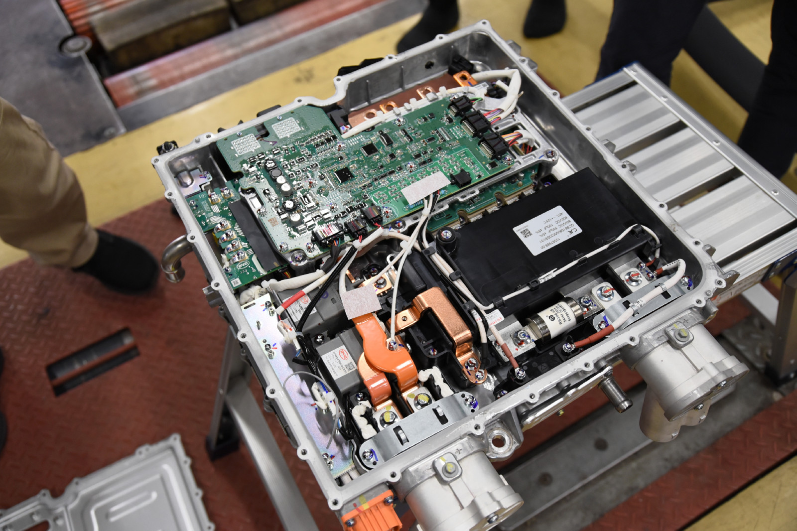 テスラ・BYDの対極、水平分業の鴻海も“あの部品”は内製 | 日経クロステック（xTECH）