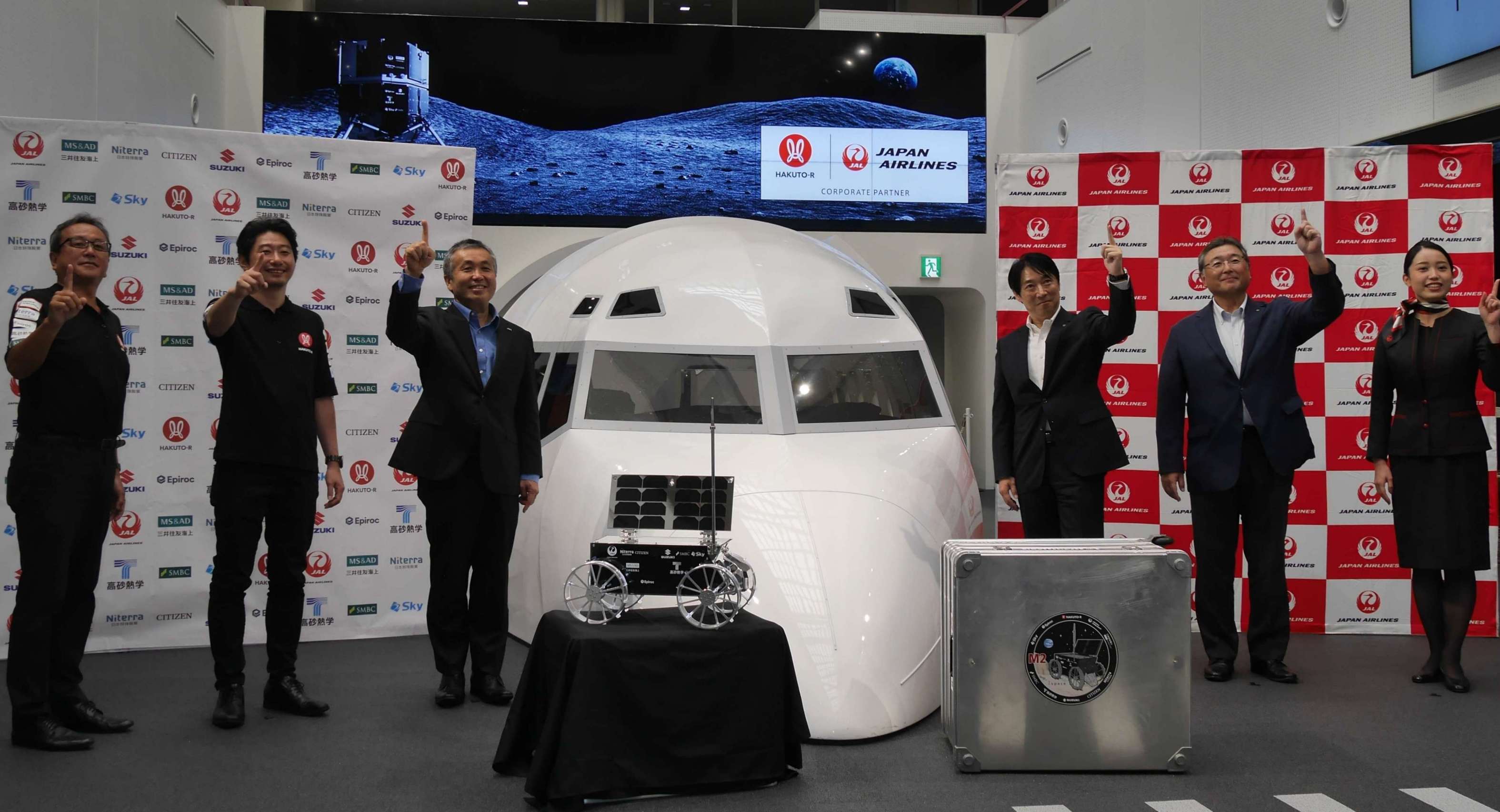 ispace、次期ミッション用の月面探査車がJAL機で日本到着 | 日経クロステック（xTECH）