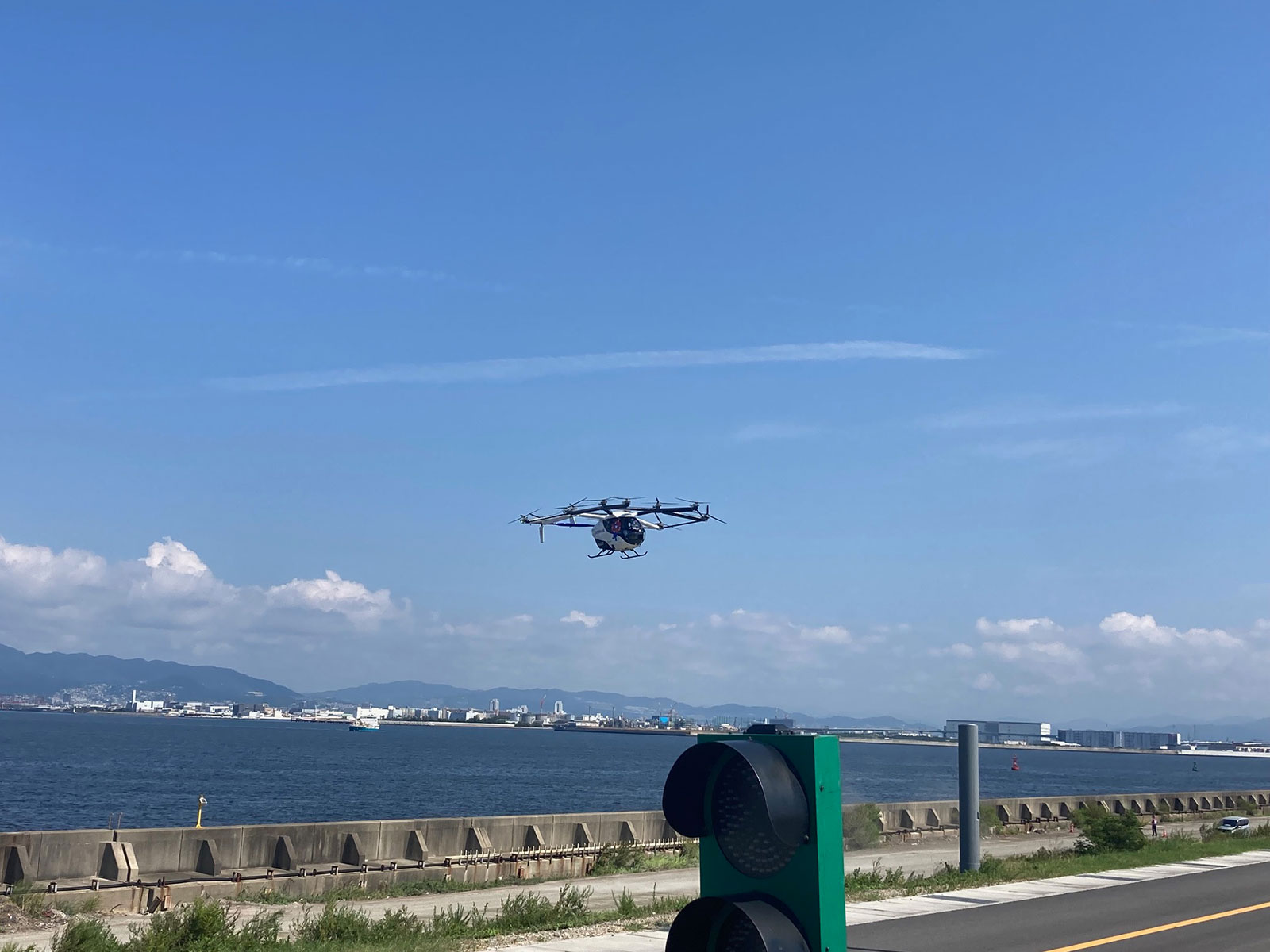 SkyDrive、空飛ぶクルマの海上飛行 万博会場でデモ | 日経クロステック（xTECH）