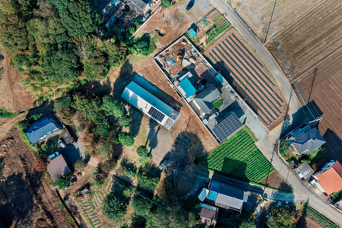 どこからでも庭に出入りできる“縁側”の家、開放感と「Nearly ZEH」取得を両立 | 日経クロステック（xTECH）