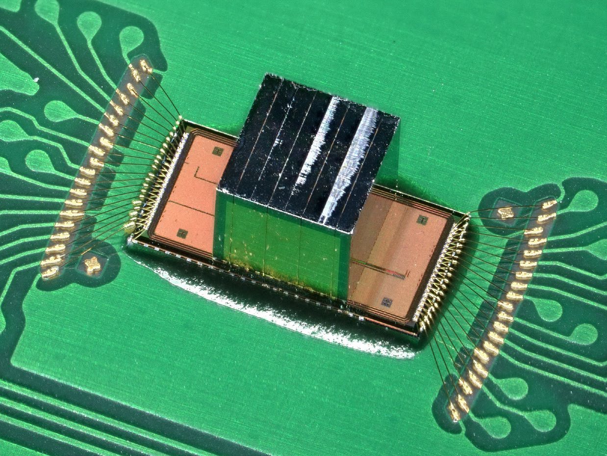 GPUとHBMを3D積層 東京大学など、チップを立てて放熱10倍 | 日経クロステック（xTECH）