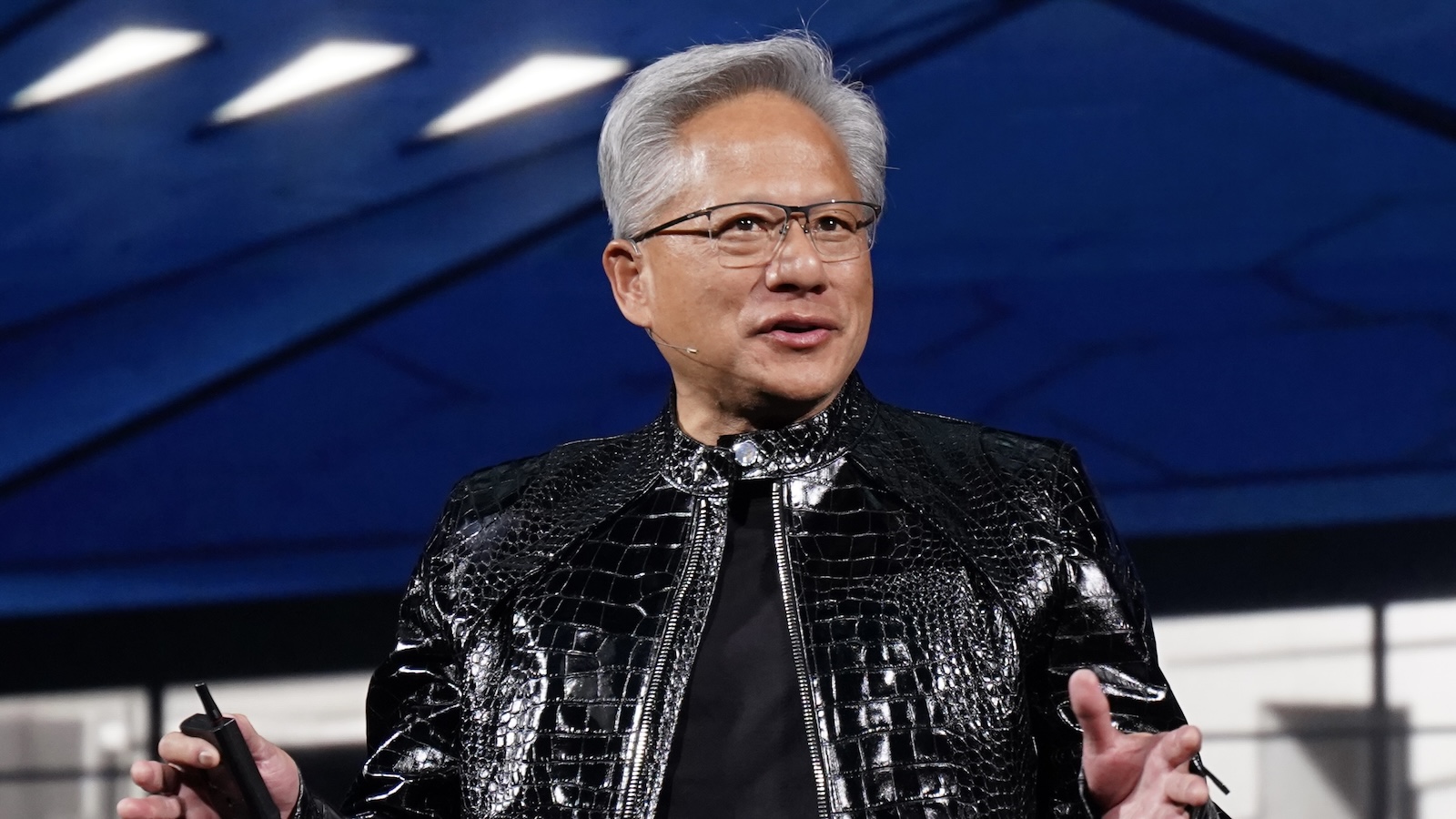 成否の鍵握る生成AIチューニング、丸紅は4つのLLMを併用できるチャットボット構築 | 日経クロステック（xTECH）