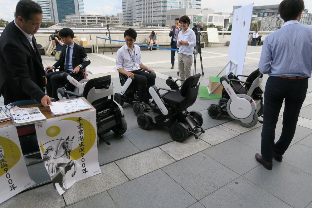 CEATEC見学で疲れた人に朗報！メッセでWHILL貸し出し | 日経クロステック（xTECH）