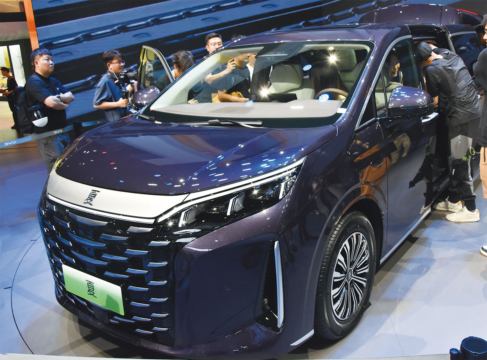 BYDの中型ミニバン「夏」、トヨタ対抗のPHEV専用車 | 日経クロステック（xTECH）