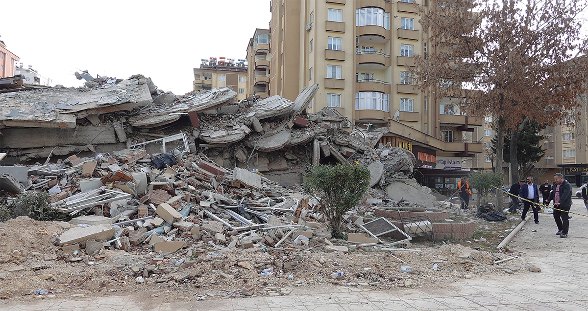 「パンケーキクラッシュ」が多発、旧耐震基準の脆弱さを露呈 | 日経クロステック（xTECH）