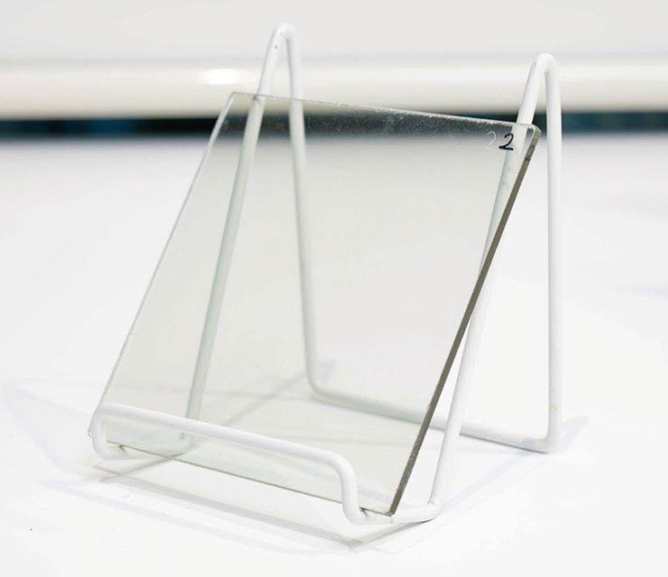 AGC、5Gの天敵「Low-Eガラス」を克服、微細加工で電波が通過、工場利用に期待 | 日経クロステック（xTECH）