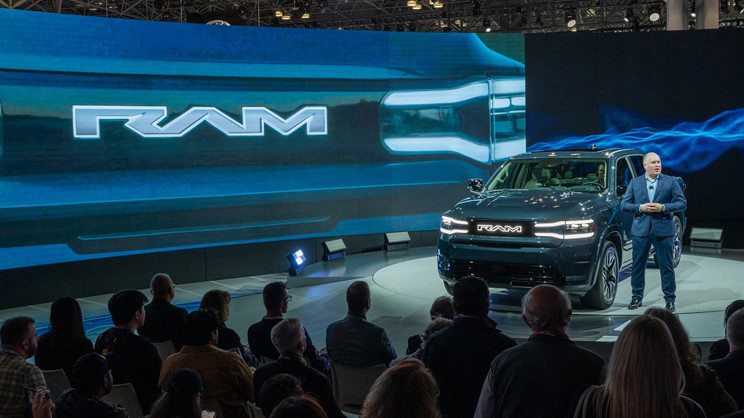 ステランティス、800km走行可能な大型EVピックアップ発表 | 日経クロステック（xTECH）