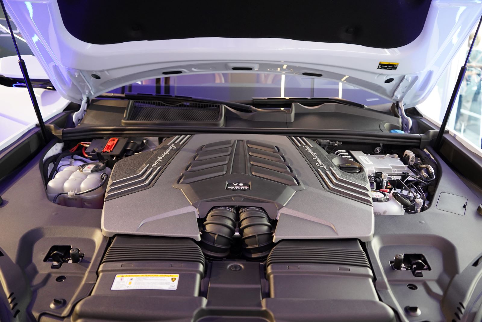 Lamborghiniが電動化を着々と推進、同社初のSUV型PHEVを公開 | 日経クロステック（xTECH）