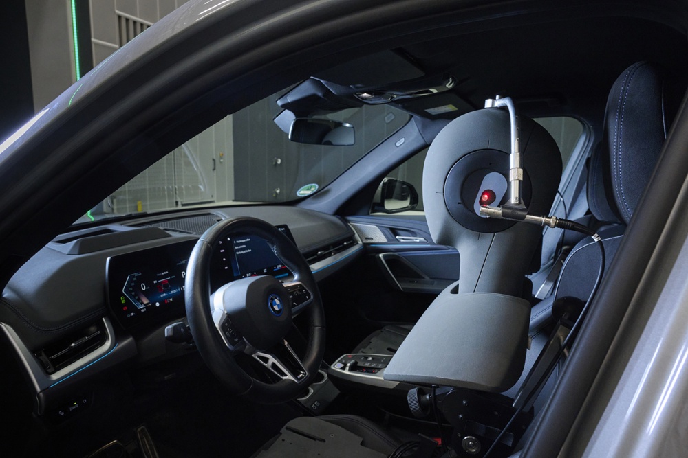 BMW、世界最大の垂直音響風洞で静かなEVを開発（2ページ目） | 日経クロステック（xTECH）