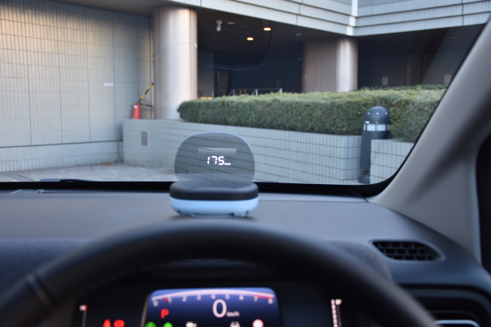 日本精機の後付けHUD、普及を目指し小型単機能に焦点 | 日経クロステック（xTECH）